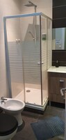 Chuveiro, chuveiro com efeito de chuva, secador de cabelo