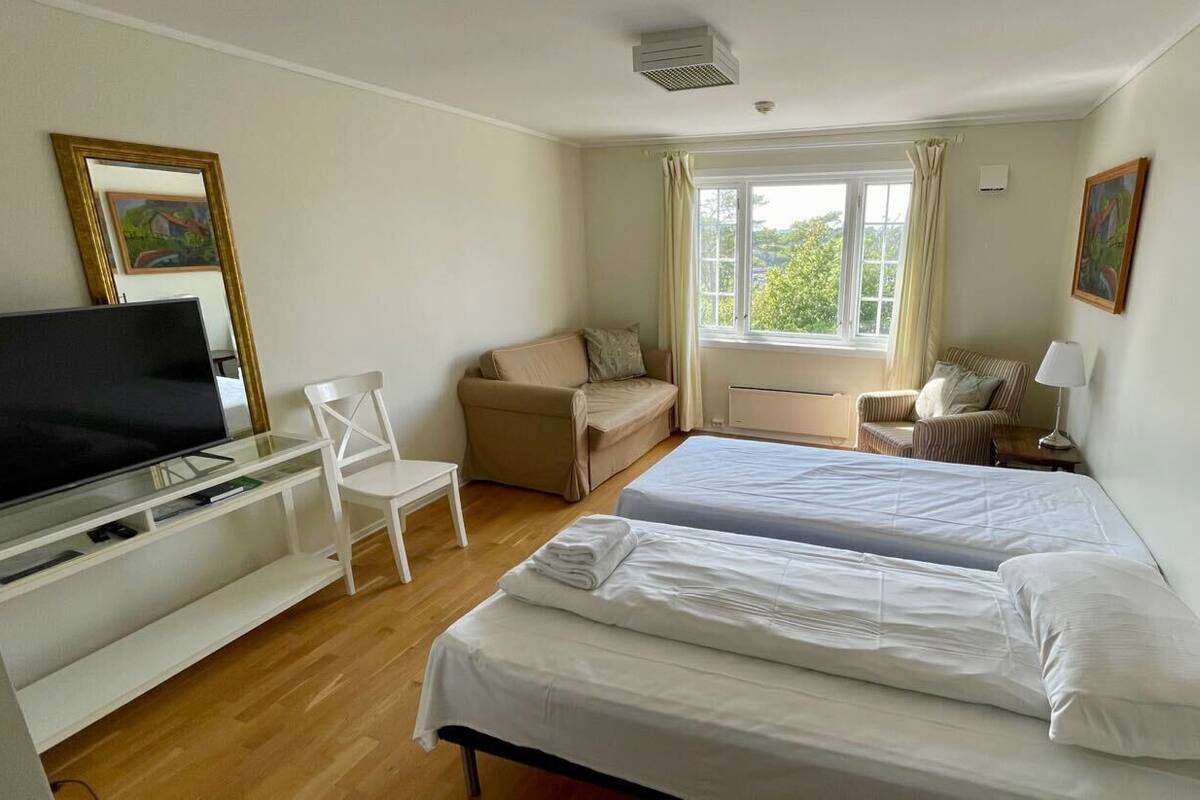 Quarto Familiar, vista parcial para o mar | Berços/camas para crianças, Wi-fi grátis, roupa de cama fornecida