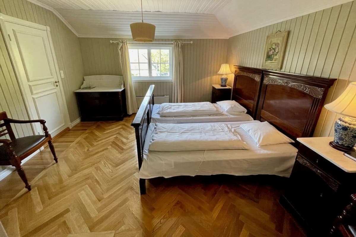Quarto Duplo | Berços/camas para crianças, Wi-fi grátis, roupa de cama fornecida