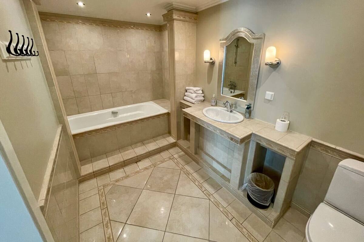 Quarto Duplo, banheira | Casa de banho | Toalhas fornecidas