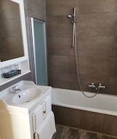 Quarto duplo básico | Banheiro | Produtos de toalete grátis, secador de cabelo, toalhas de banho