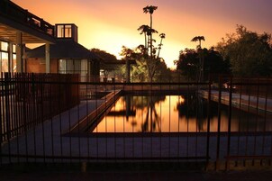 Piscina exterior, da(s) 6:00 à(s) 17:00, guarda-sóis, espreguiçadeiras 