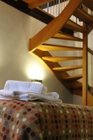 Duplex (3 bed) | Cofres nos quartos, escrivaninha, espaço de trabalho para notebook