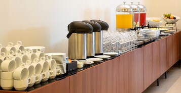 Café da manhã com buffet grátis todos os dias