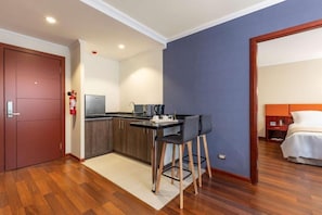 Quarto Duplo Premium | Roupa de alta qualidade, cofre no quarto, secretária 