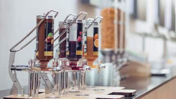 Máquina de café com vários dispensadores, cada um oferecendo uma opção de bebida diferente.