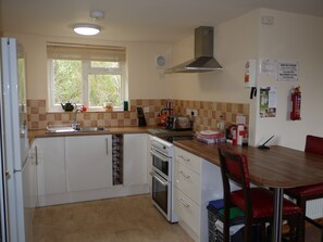 Casa de campo | Cozinha privada | Geladeira grande, micro-ondas, fogão, cooktop