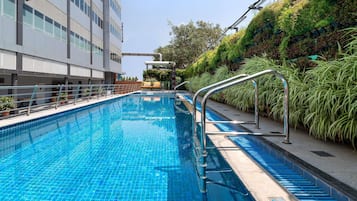Piscina externa, espreguiçadeiras