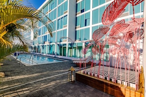 Piscina exterior, uma piscina aquecida