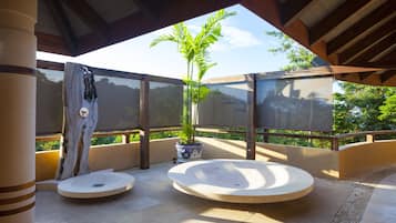 Vila exclusiva | Banheiro | Chuveiro, toalhas de banho, sabonete, shampoo