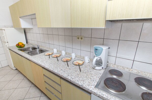 Cozinha privada | Uma máquina de café expresso, um frigorífico, um forno 