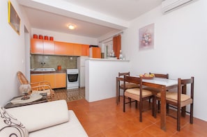 Apartamento (A5) | Cozinha privada | Um frigorífico, um micro-ondas, um forno, uma placa de cozinha 