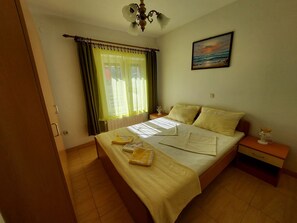 Apartamento (A1) | 2 quartos, Wi-Fi de cortesia, roupa de cama