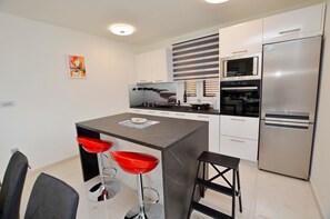 Cozinha privada | Um frigorífico, um micro-ondas, um forno, uma placa de cozinha 