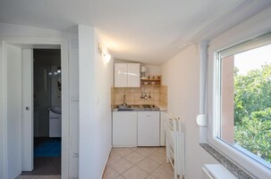 Estúdio (A1) | Cozinha privada | Minifrigorífico, uma placa de cozinha, uma máquina de café expresso