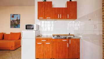 Estúdio (A8) | Cozinha privada | Um frigorífico, uma placa de cozinha, uma máquina de café expresso