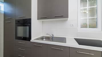 Apartamento (A2) | Cozinha privada | Uma máquina de café expresso, uma cafeteira/bule, um frigorífico