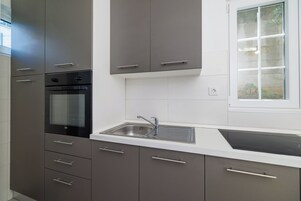Apartamento (A2) | Cozinha privada | Um frigorífico, um forno, uma placa de cozinha 