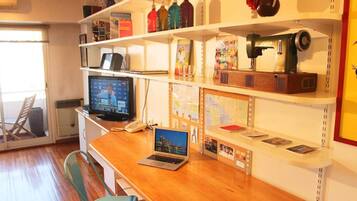 Apartamento, 2 quartos, varanda | Cofre no quarto, cortinas/cortinados opacos, quartos insonorizados