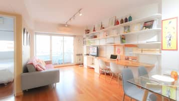 Apartamento, 2 quartos, varanda | Cozinha privada | Um frigorífico/congelador grande, um micro-ondas, um forno