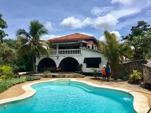 Piscina exterior, espreguiçadeiras