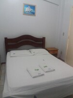 Quarto casal standard | Frigobar, cortinas blackout, ferros/tábuas de passar roupa