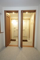 Chuveiro, chinelos, toalhas de banho 