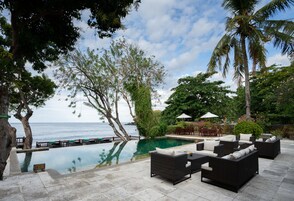 Terraço com espreguiçadeiras