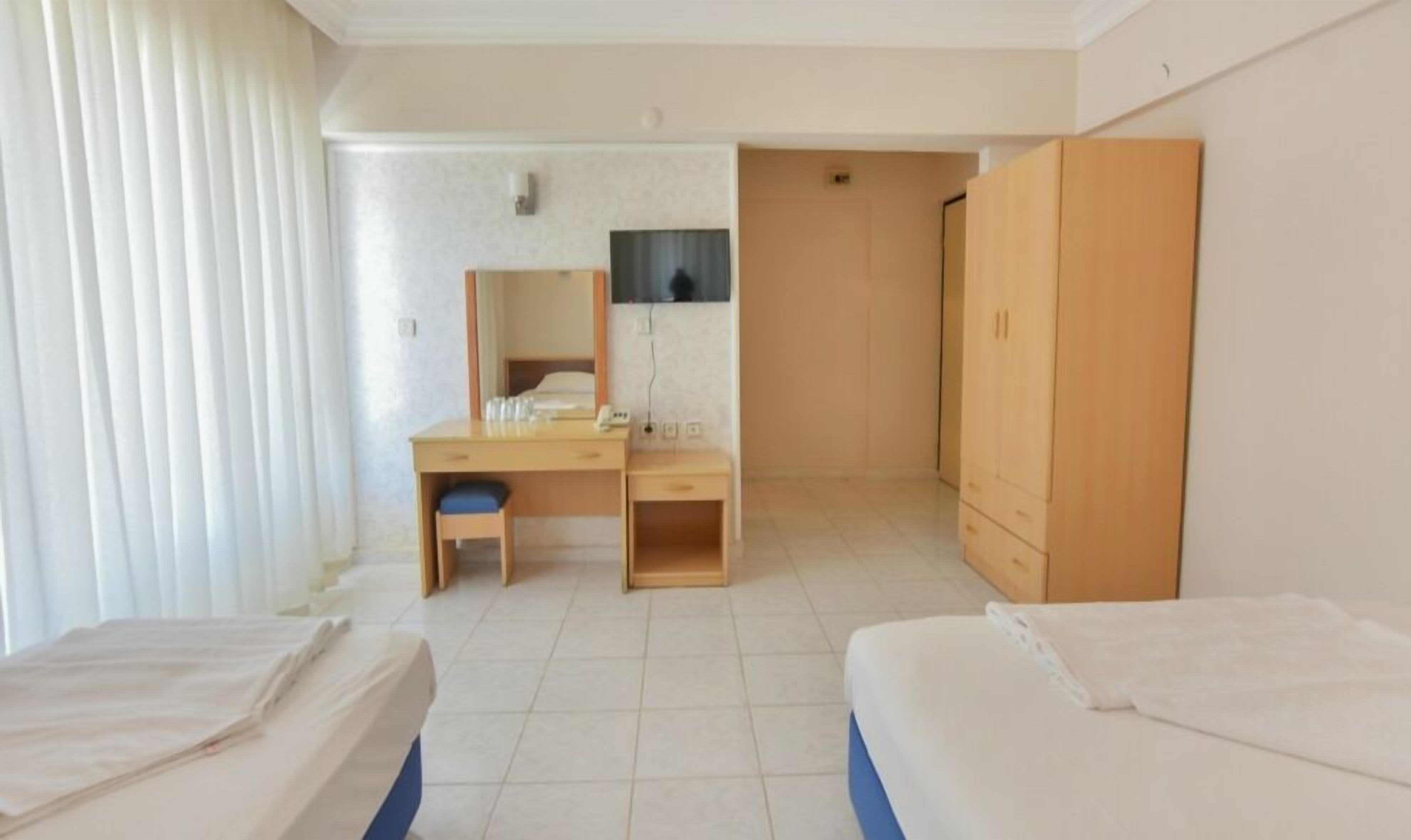 Quarto Triplo Clássico | Secretária, cortinas/cortinados opacos, quartos insonorizados 