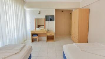 Quarto Triplo Clássico | Secretária, cortinas/cortinados opacos, quartos insonorizados