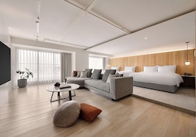 Quarto quádruplo luxo, 1 quarto, banheira, na torre | Roupas de cama premium, edredons de pluma, cofres nos quartos