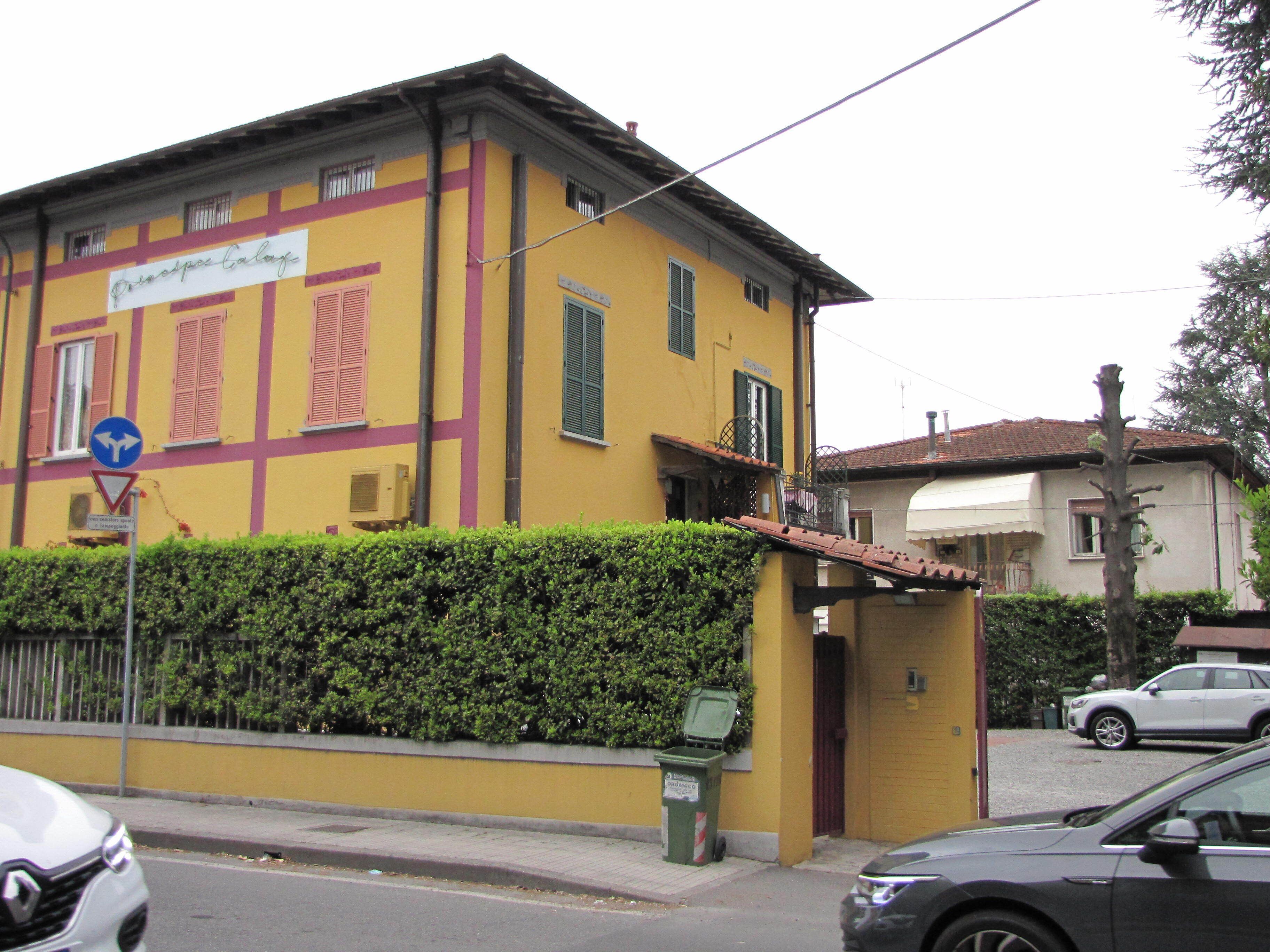 Um edifício amarelo com uma placa que diz 'Principe Colosio'.