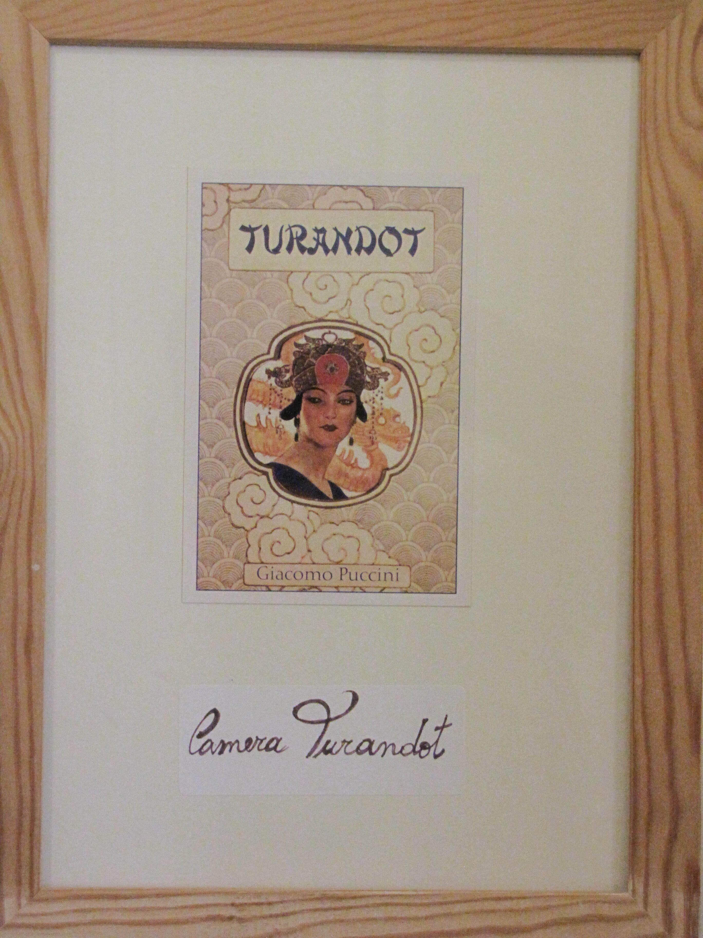 Obra de arte emoldurada com um retrato central e texto.