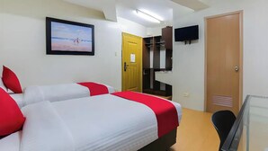 Quarto de hotel com duas camas, televisão e escrivaninha.