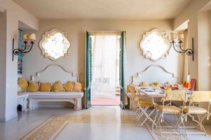 Apartamento, 2 quartos | Área de estar | TV de tela plana