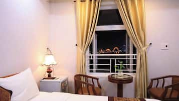 Quarto casal superior | Frigobar, escrivaninha, cortinas blackout, quartos à prova de som