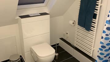 Quarto Individual Básico (5) | Casa de banho | Um polibã, um secador de cabelo, toalhas fornecidas, sabão