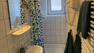 Quarto casal básico (1, external bathroom) | Banheiro | Chuveiro, secador de cabelo, toalhas de banho, sabonete