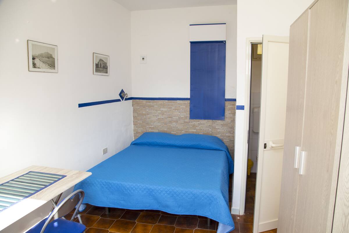 Bungalow Económico, 1 cama de casal | Edredões de penas, roupa de cama fornecida 