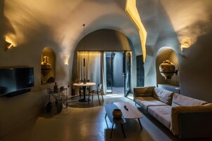 Wellness Four Bedroom Villa with Outdoor Hot Tub & Indoor Pool | Roupas de cama premium, camas com colchões pillow-top, frigobar