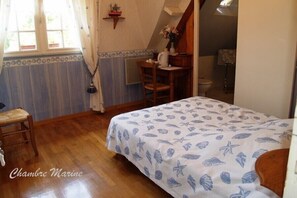 Quarto Duplo | Com decoração personalizada, com mobília individualizada, secretária