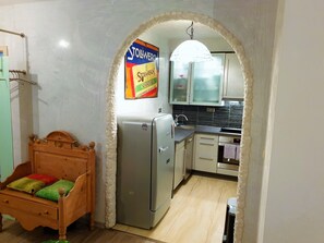 Apartamento Deluxe, junto ao lago | Cozinha privada | Um frigorífico, um micro-ondas, uma placa de cozinha 