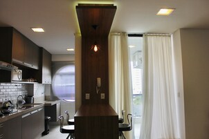 Apartamento luxo | Cozinha privada | Geladeira grande, micro-ondas, fogão, liquidificador