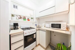 Estúdio Design | Cozinha privada | Um micro-ondas, uma máquina de lavar louça, uma chaleira elétrica 