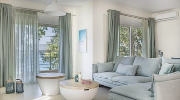Suíte luxo, 3 quartos, vista para o mar (Ammos) | Sala de estar | TV de tela plana