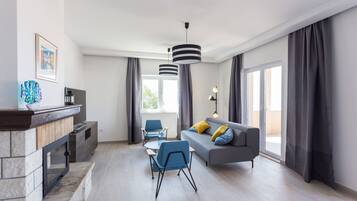 Apartamento Comfort, vista para o mar | Sala de estar | TV de ecrã plano