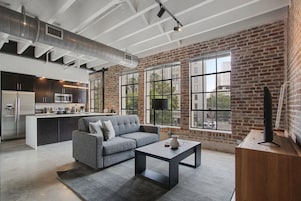 Dúplex Deluxe | Sala de estar | Televisor de ecrã plano de 42 polegadas com canais por cabo, televisor