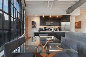 Duplex básico | Opções para refeição no quarto