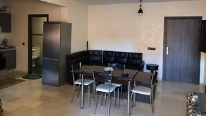 Apartamento Superior, 1 quarto | Cozinha privada | Uma cafeteira/bule, um frigorífico/congelador grande, um forno 