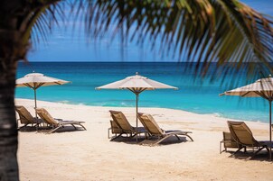 Na praia, areia branca, serviço de traslado de/para a praia grátis 
